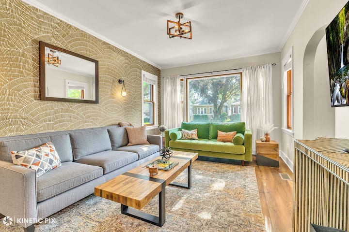 Sleeps 10 + Coffee Bar + Game Room + Train To Chgo - Brookfield, IL