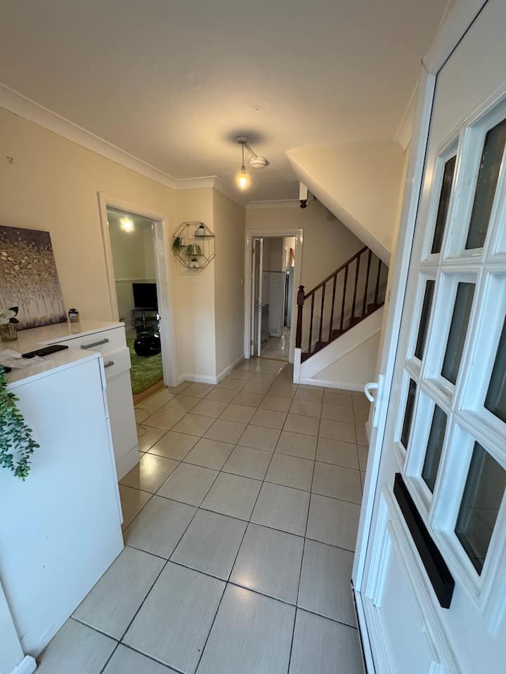 Spacious And Cosy 4-bedroom Home - Gillingham