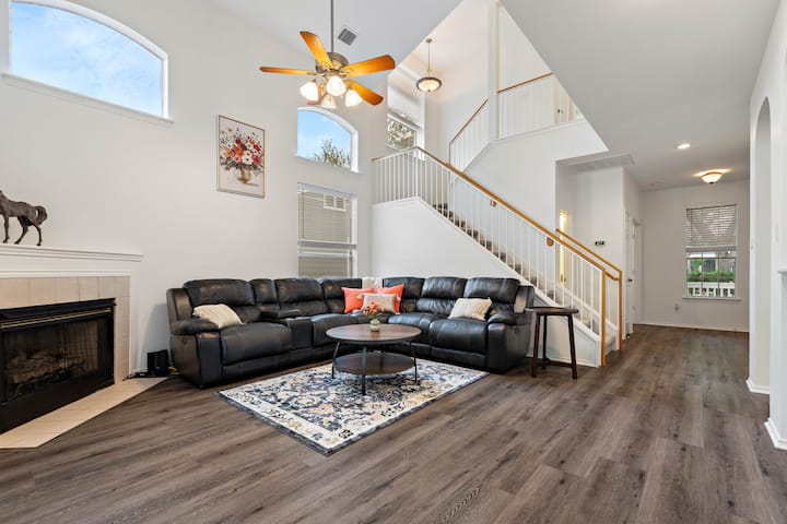 Charming, Spacious, & Fun Home! - Kyle, TX