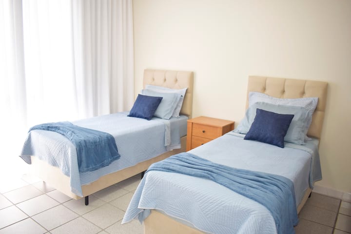 Quarto Masculino Varanda Em Frente Ao Mar - Florianópolis