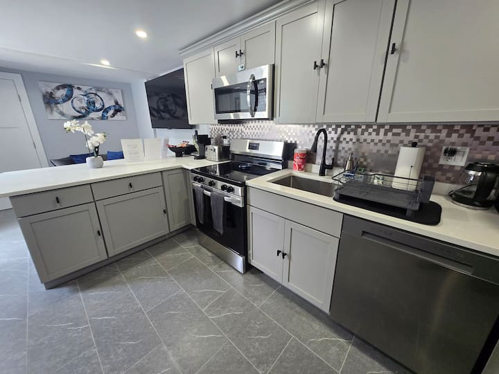 2br Lower Garden-level Apt 20min (Downtown Boston) - Dedham, MA