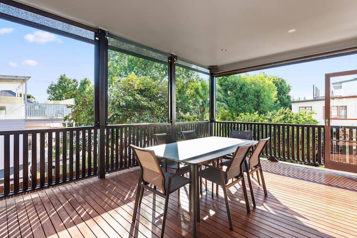 Gargoyle House ~ Spacious West End Home W/ Yard - Milton