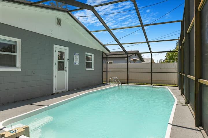 3/2 Cozy & Stylish Poolside Home - St. Petersburg, FL