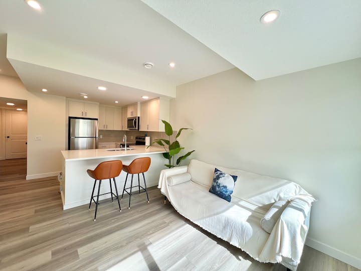 Bright And Clean Walkout Suite - South Calgary - Calgary