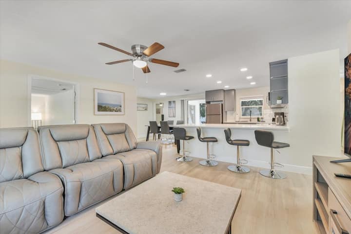 Spacious Retreat Near Beach/park - Clearwater Beach, FL