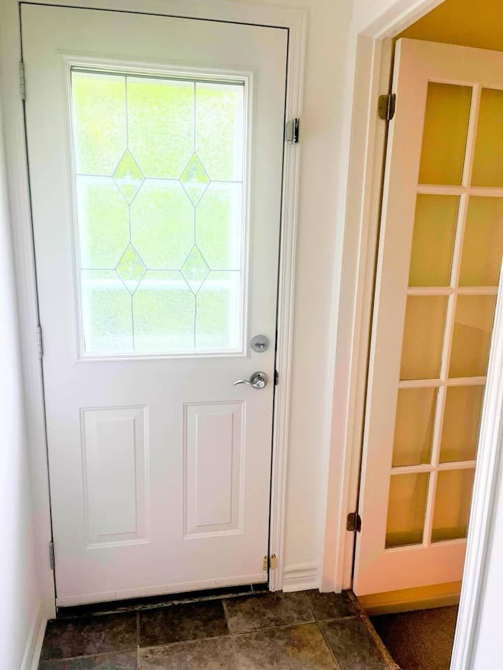 Bright&renovated Basement Suite - Pickering