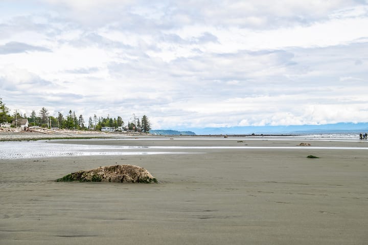 Beachfront 2 Bed | Arcade, A+ Views, Lux King Bed - Vancouver Island