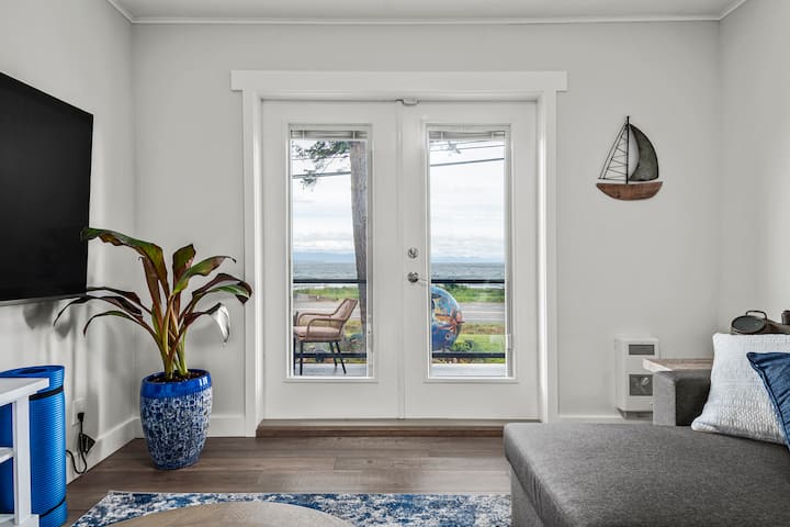 Beachfront 2 Bed | Arcade, A+ Views, Lux King Bed - Campbell River