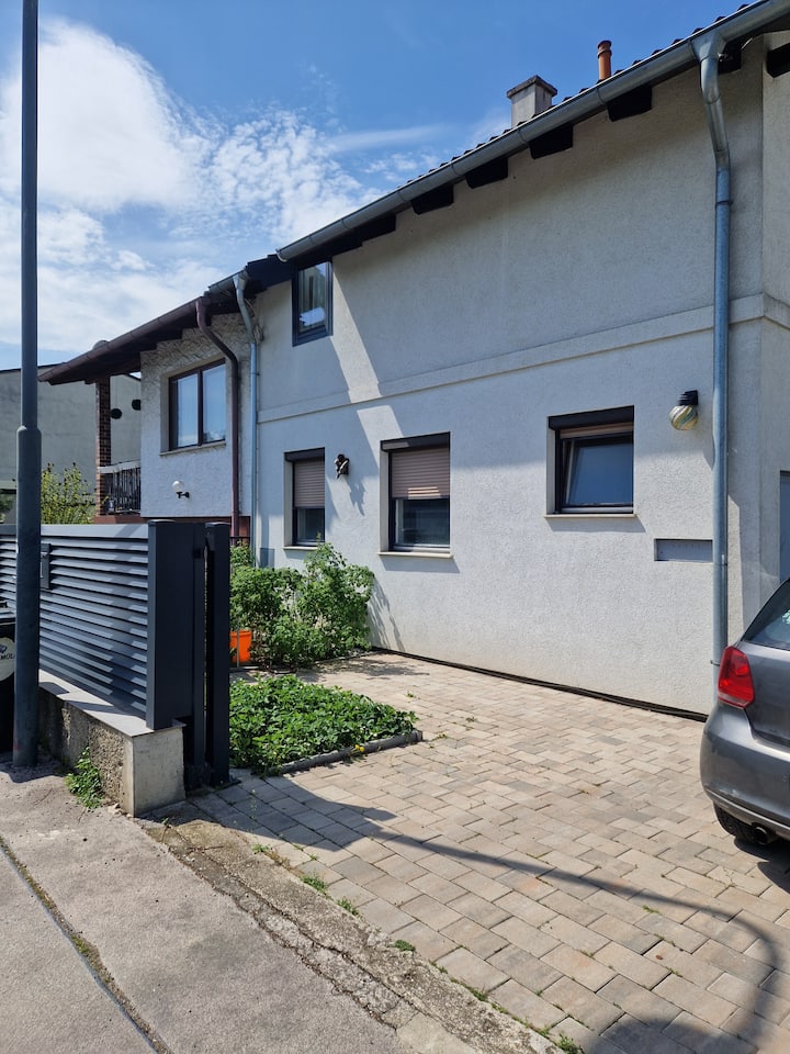 Charmantes Haus In Wien–grüne Oase Mitten In Wien - Vienna