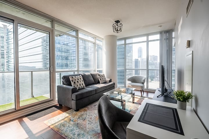 Spacious 2br Condo | Walk To Scotiabank Arena - Lakeshore