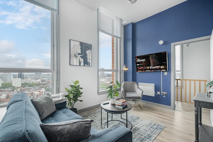 Skyline Views 3-bed Penthouse W/ Balcony & Parking - Birmingham