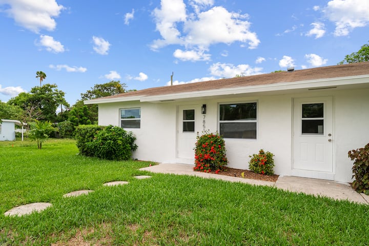 Fresh + Bright Beach Bungalow - Boynton Beach, FL