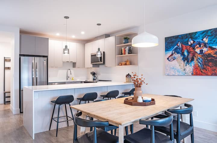 Bluebird Daze: Mackenzie Village Condo W/ Hot Tub - Revelstoke