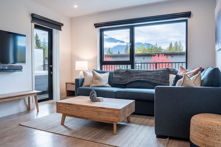Bluebird Daze: Mackenzie Village Condo W/ Hot Tub - Revelstoke
