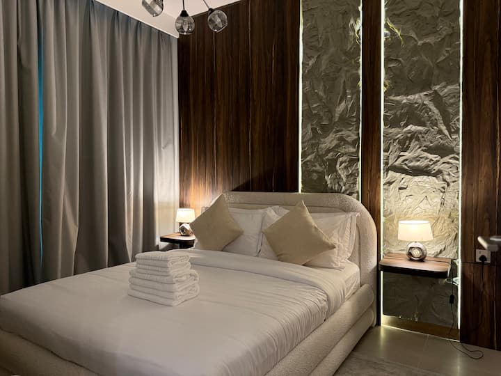 Canal View  Modern Luxury 1br | Business Bay - Dubai