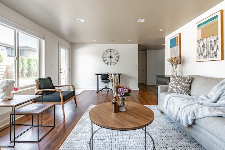 Luxe Clyde Hill 2brs Home Near Bellevue Downtown - Bellevue, WA