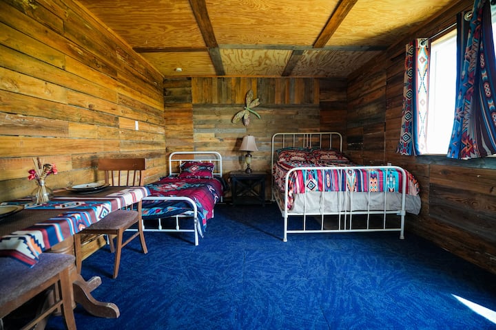 South Western Country Cabin - Bernhardt Winery, Plantersville