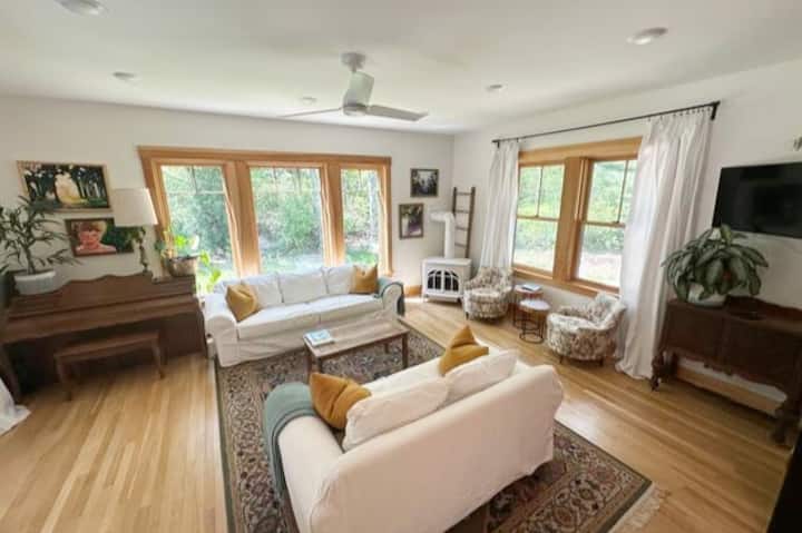 Serene Beach House Retreat Near Chappy, Old Silver - Old Silver Beach, MA