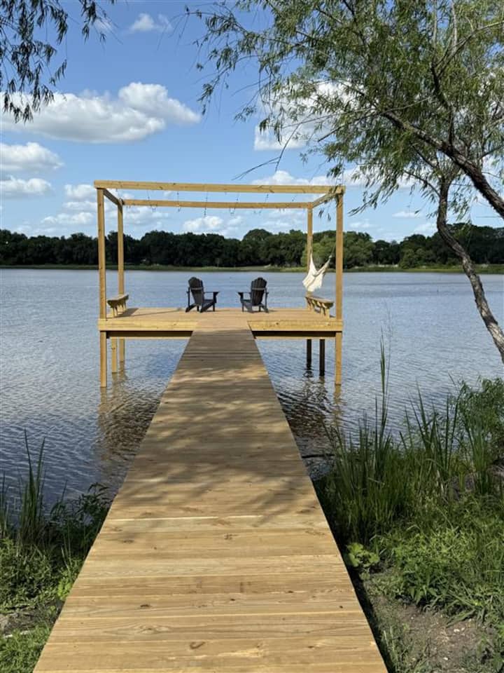 Serene And Secluded Lakefront Burgundy Retreat - Smithville, TX