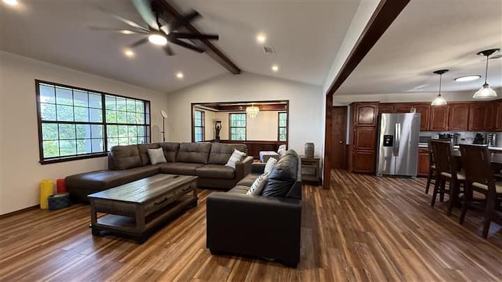 Serene And Secluded Lakefront Burgundy Retreat - Smithville, TX