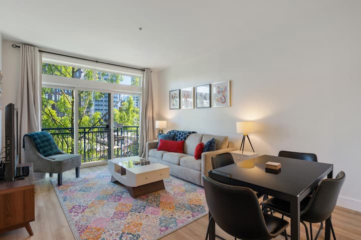 Chic Condo With Peek-a-boo Space Needle Views! - Seattle Chinatown International District