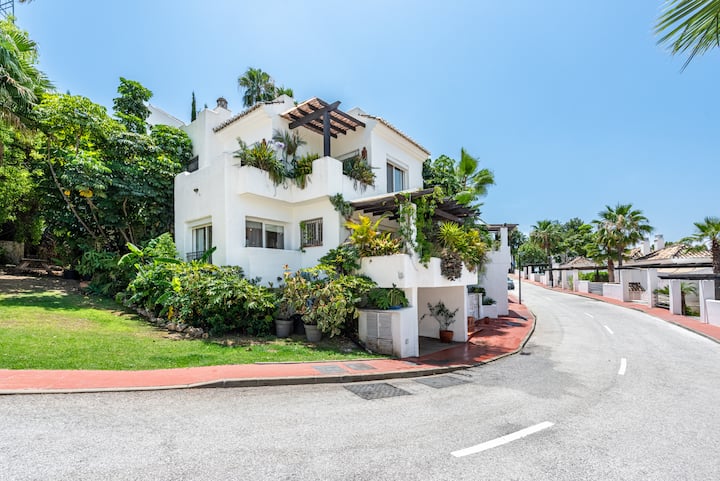 Corner House In Zahara De Istan - Puerto Banús