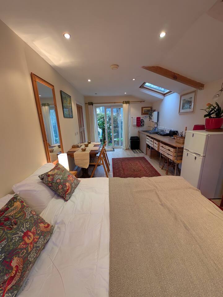 Garden Room Behind The Flowers - Buckfastleigh