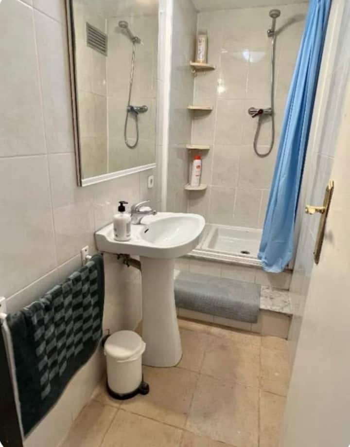 Amplia Habitación - Barcelona