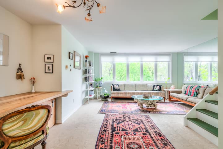 Cozy 2br Home W/ Workspaces, Fireplace & Parking - Toronto