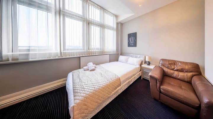 Simple And Bright Room In City - Rotherham