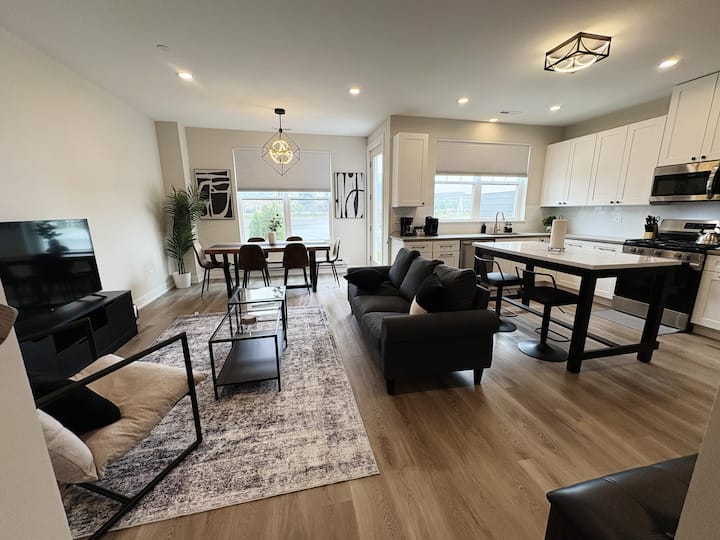 4br Home – Well-furnished, Garage Included - Naperville, IL