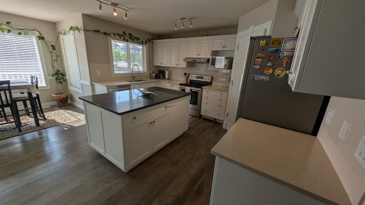 Full 4br Home + No Cleaning Fee - Chestermere