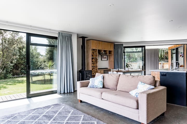 Modern Cosy Family House Plus Studio - Raglan