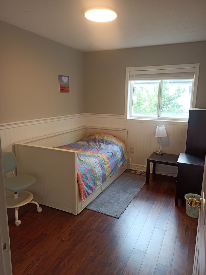 Room 3 In Burlington - Burlington