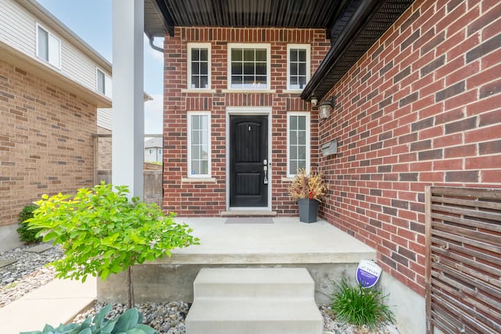 Cozy London Home | Sleeps 8 | Lush Backyard - London
