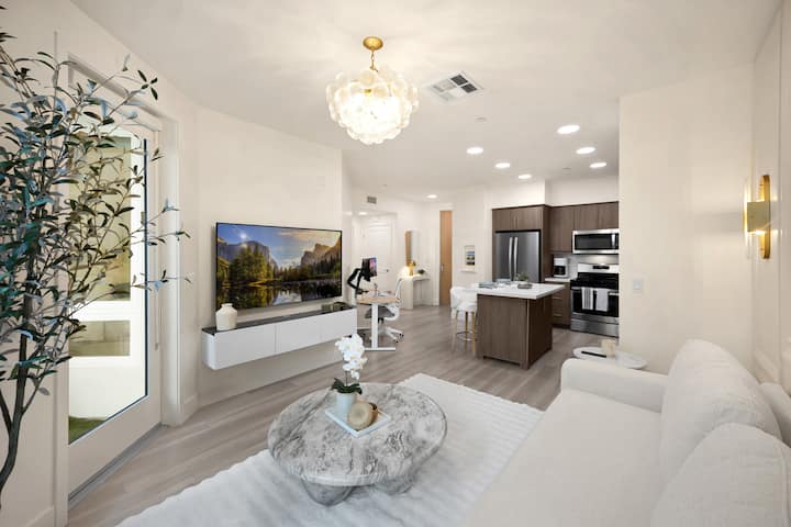 Clara | Luxury Condo In Newport - Pool, Gym - Newport