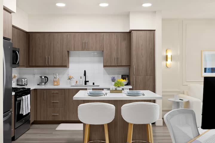 Clara | Newport Beach Luxury 1br Condo - Pool, Gym - Newport Beach, CA