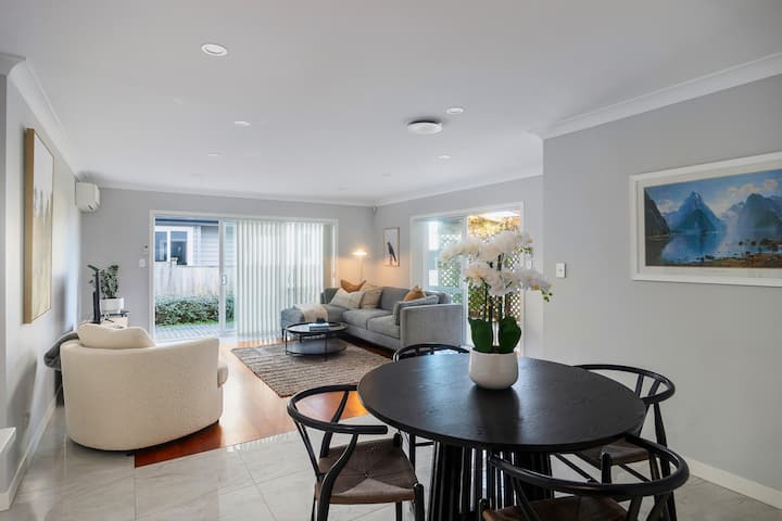 Trendy Castor Bay Apartment - Auckland