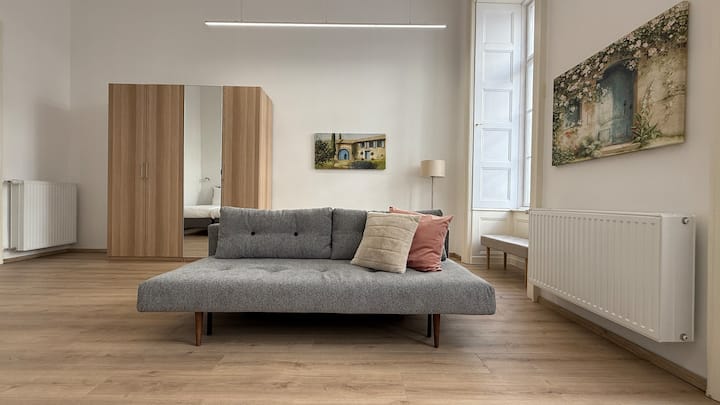 Sas Str. Next To Basilica: Sleek Minimalist Escape - Budapest