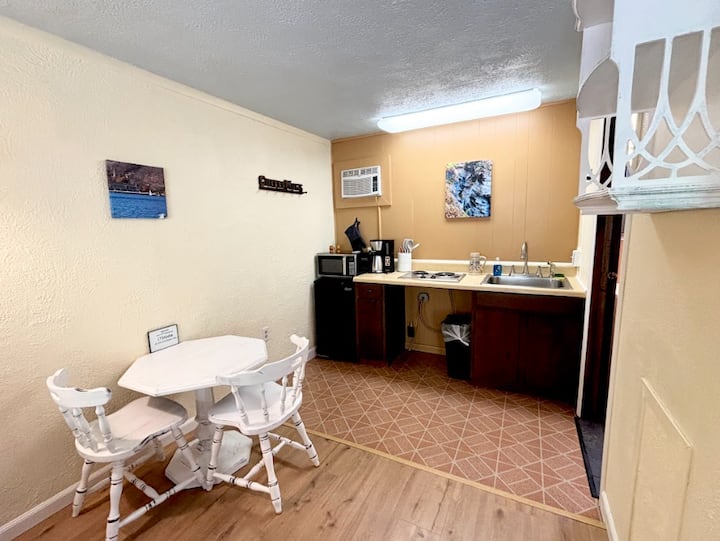 Keuka Cove Inn - Room #17 (Queen) - Seneca Lake, NY