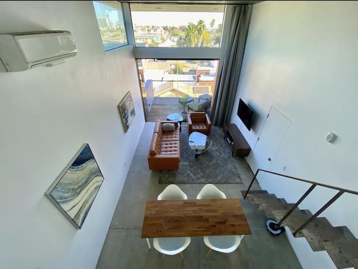 Penthouse W/ Huge Balcony & Views. Ideal Location - San Diego, CA