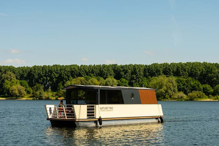 Knusse Varende Huisboot Midden In De Natuur - Zaltbommel