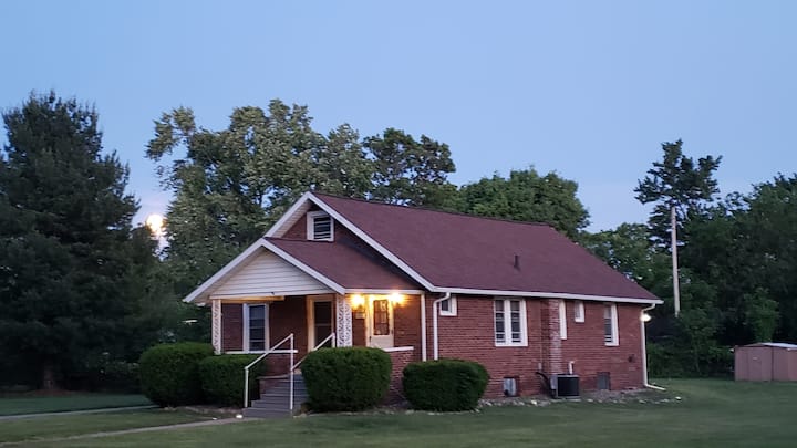 3 Bed 1 Bath Half/mile To Aldi, Starbucks/ Meijers - Battle Creek, MI