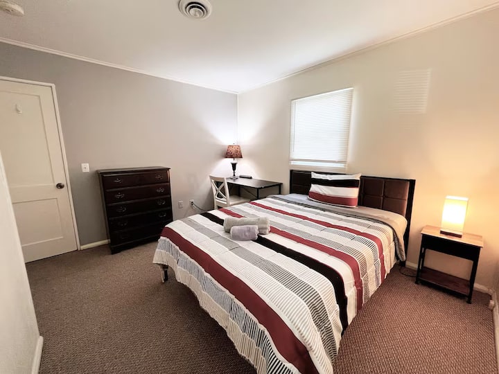 Room2 With Desk - Ur/rit/strong - Rochester, NY
