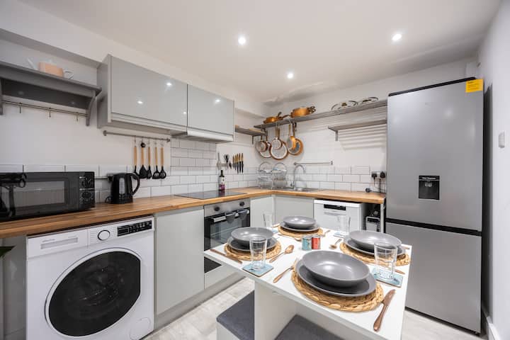 Smart, Central 2 Bed Flat - Brighton Marina