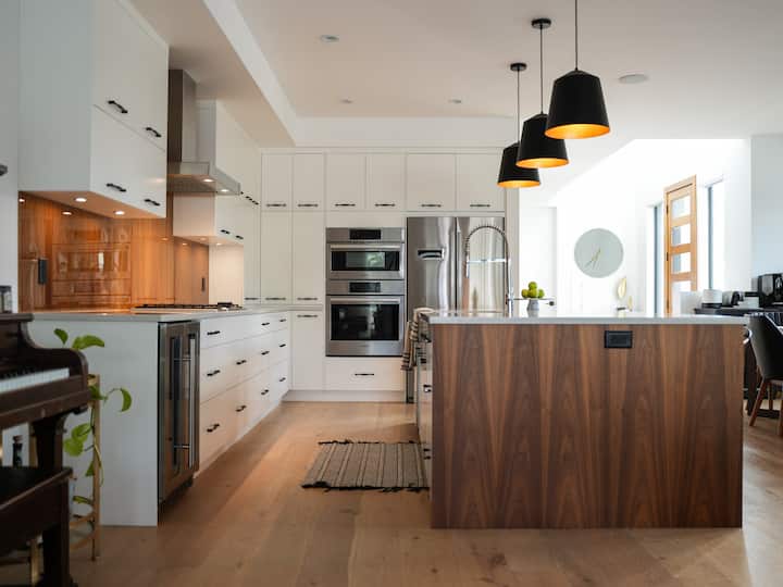 Semi Lakefront Beach House | Lower Mission - Kelowna