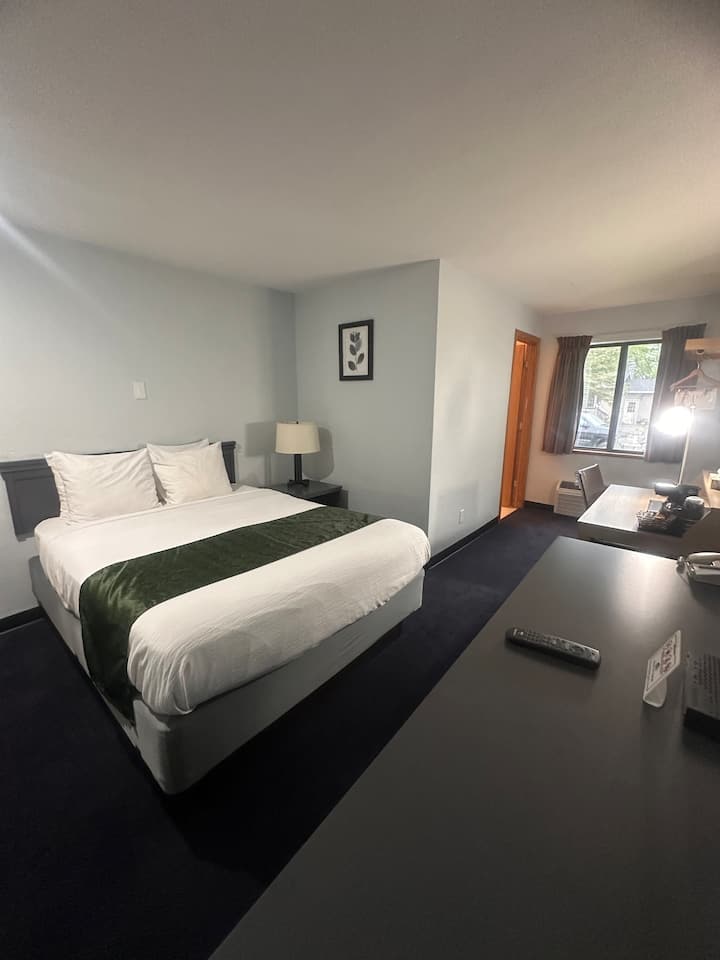 One Queen Room - Munising, MI