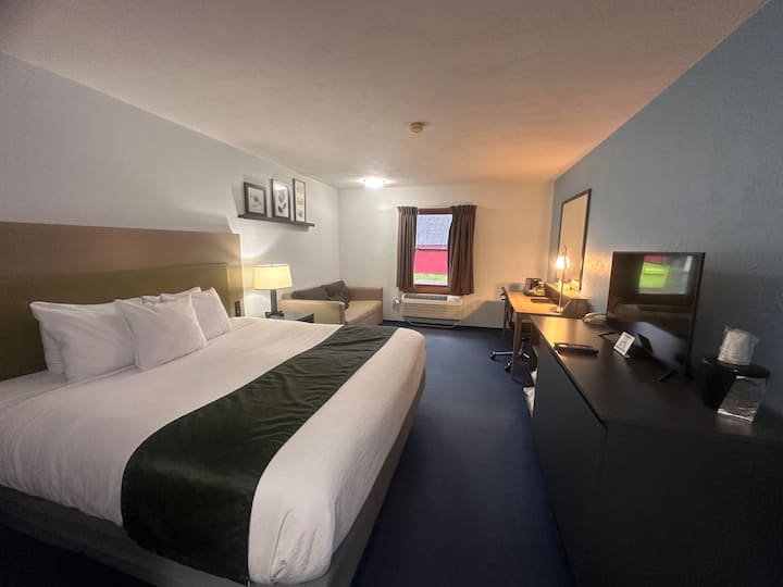 Deluxe King Room - Munising, MI
