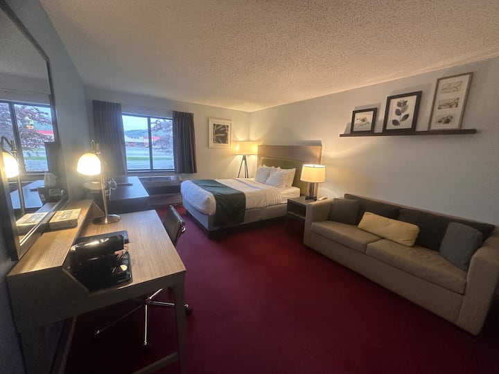 Handicap Queen Room - Munising, MI