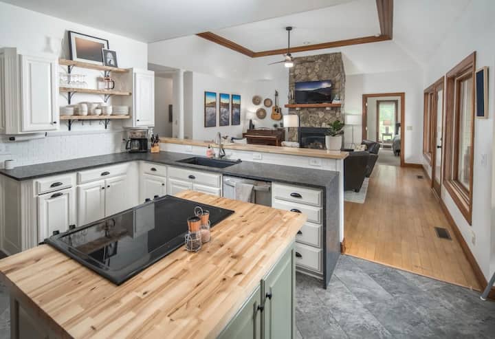 Stylish Boone Retreat | Dogs Ok | Hot Tub - Boone, NC